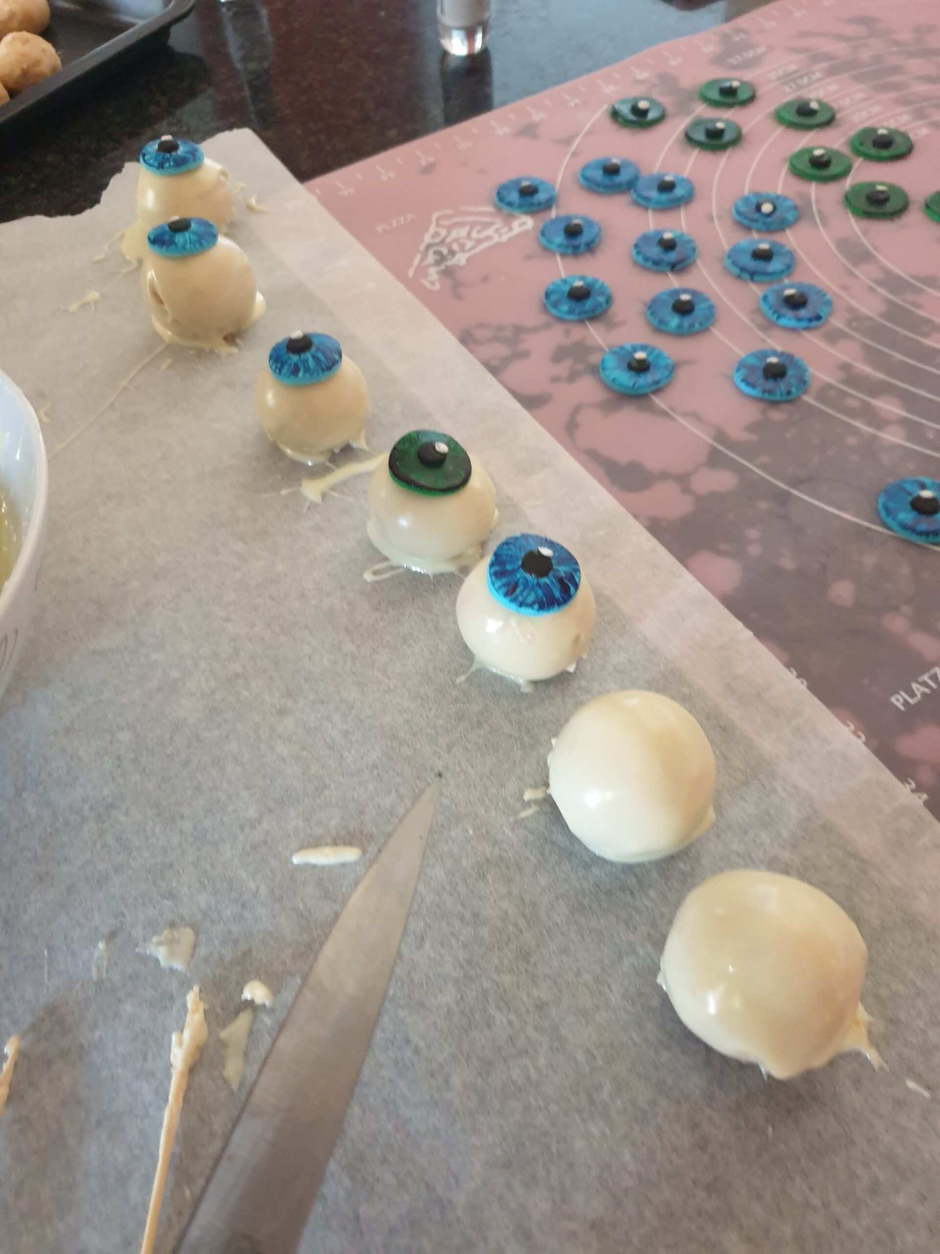 Eye See You! Creepy Eyeball Cake Pops (That Kids Love)