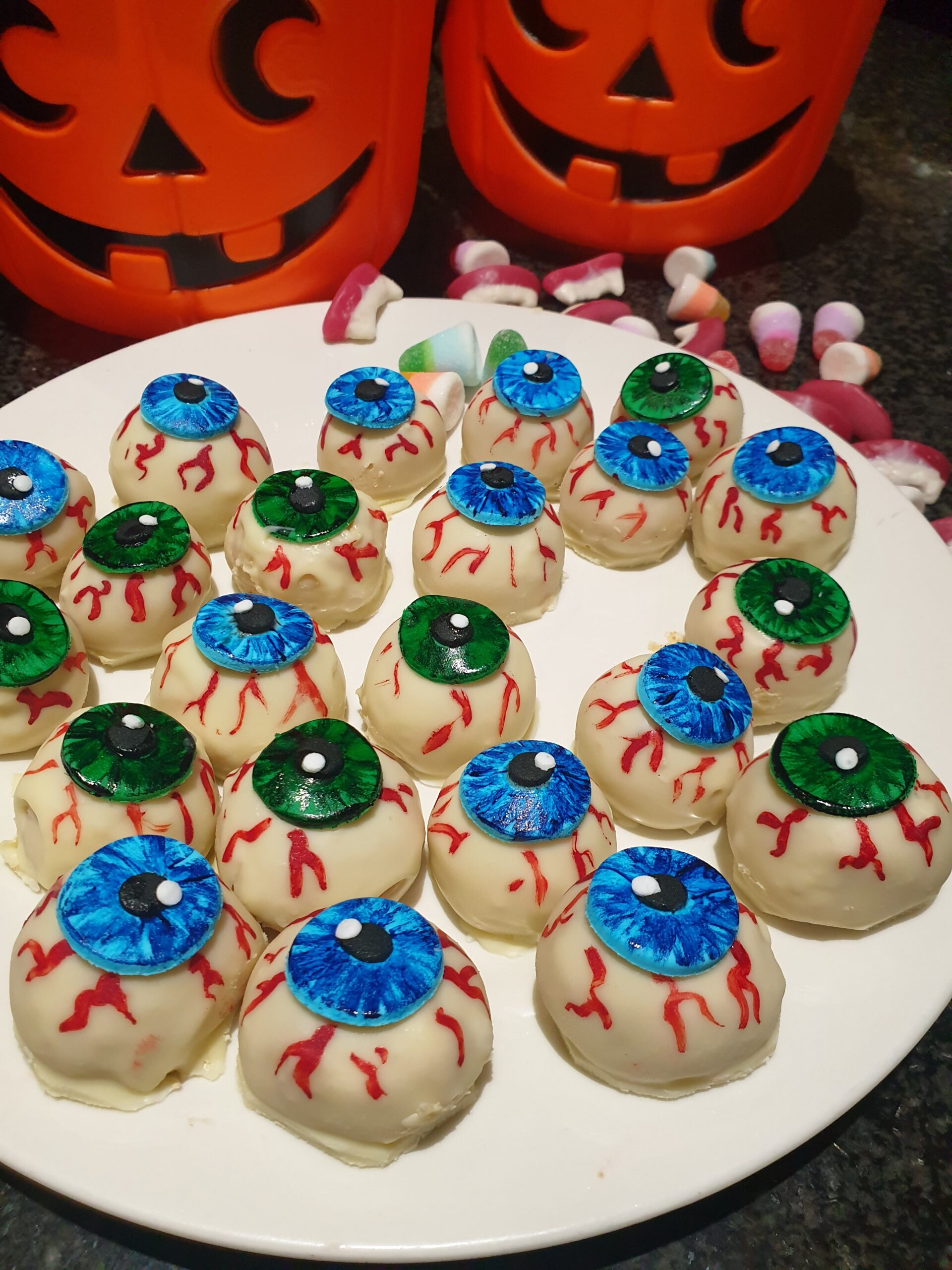 Eye See You! Creepy Eyeball Cake Pops (That Kids Love)